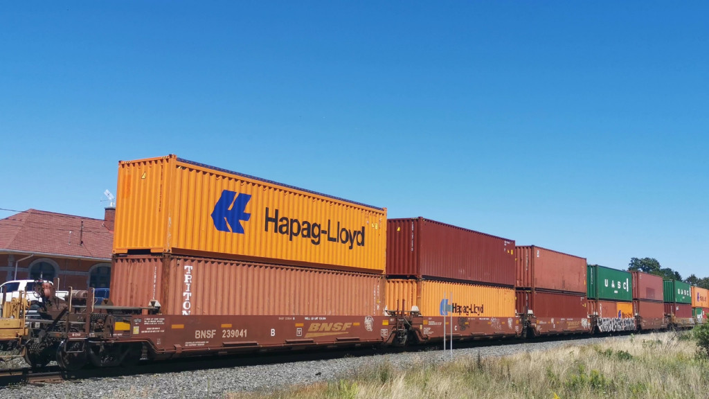 BNSF 239041 (5 Section Well Car Altogther)